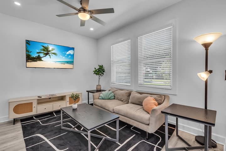 The Ybor Modern Townhouse! Blocks To 7th Ave! - Tampa