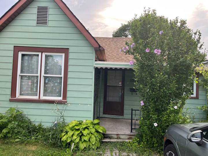 Two Bedrooms Full House - Windsor, ON, Canada