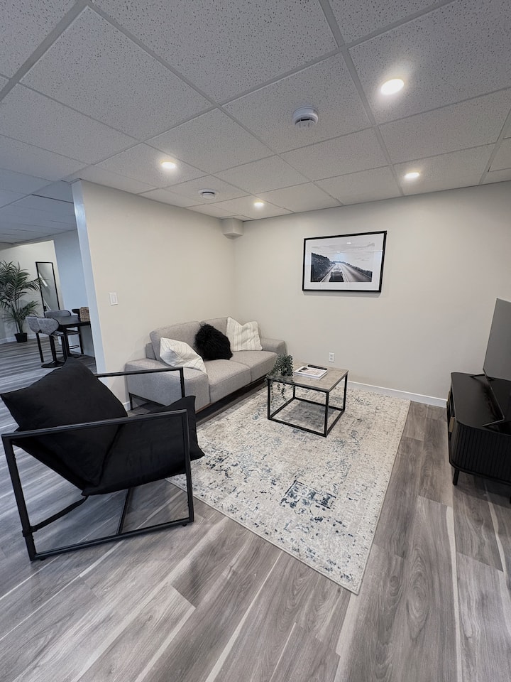 The Hideaway Suite | Free Parking - Edmonton
