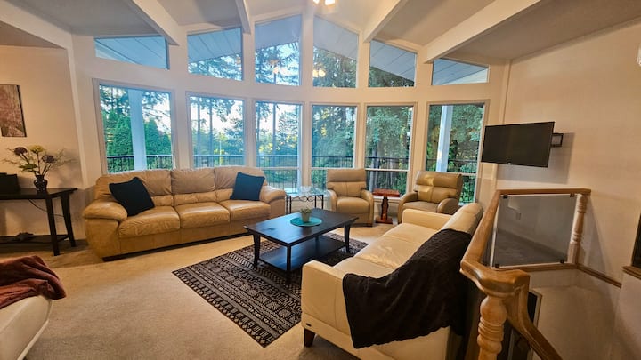 Upstairs Suite With Wrap Around Deck - Parksville