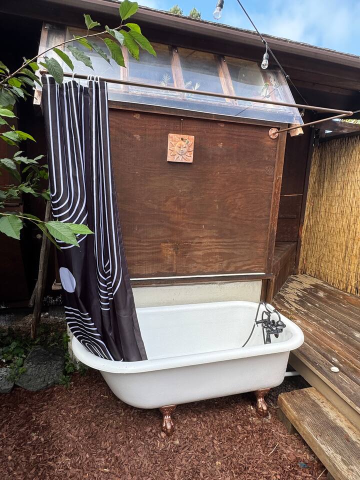 Redwood Garden Oasis W/ Outdoor Clawfoot Tub - Arcata, CA