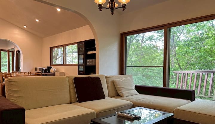 家族でもグループでも楽しめる広いリビング・ダイニング
屋根付Bbqスペース - 나스마치