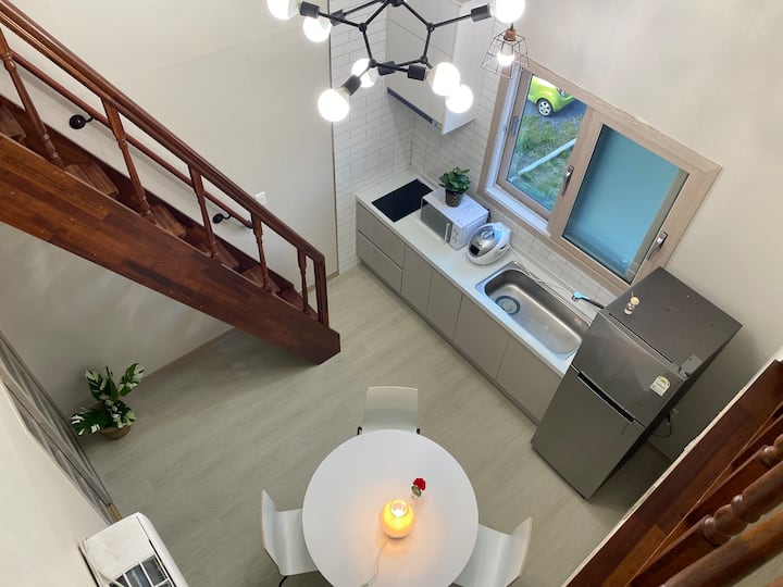 32도두 공항근처 복층 방2개 주방겸거실1개 제주공항에서 15분거리의 가성비 숙소입니다 - Jeju-si