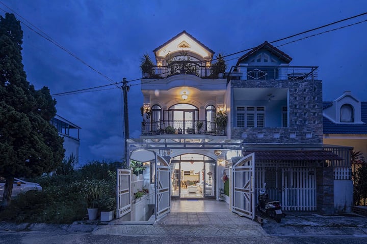 Biệt Thự Trung Tâm Đà Lạt - Nguyên Căn - 14 Khách - 大叻市