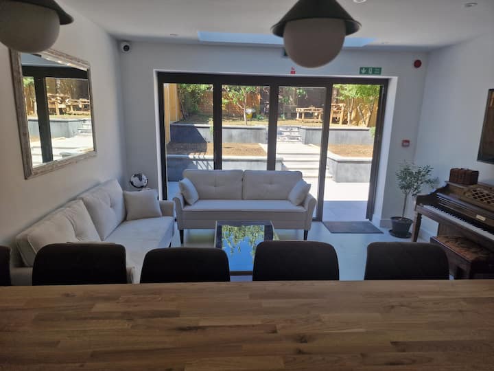 At Albion's House, Room Nr3 - Luton