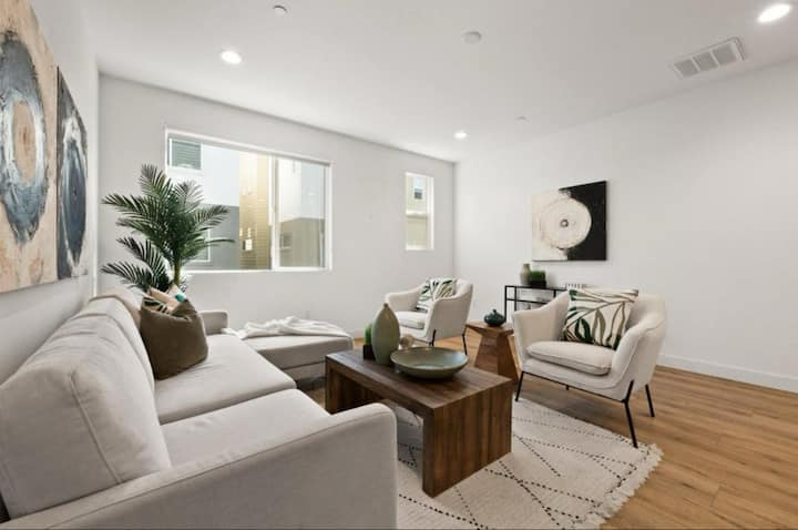 Full Luxury Condo: 2 Beds, 3 Baths, Garage, 5 Beds - Oakland, CA