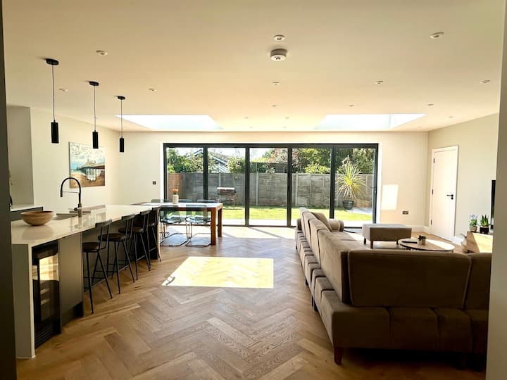 Large House By Beach Sleeps 10 - Steyning