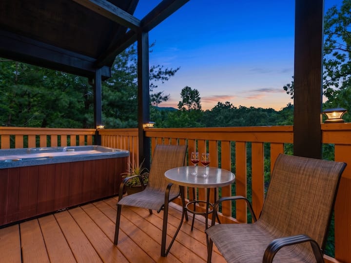 Game Loft Cabin W/ Hot Tub | Near Parkway - Pigeon Forge, TN