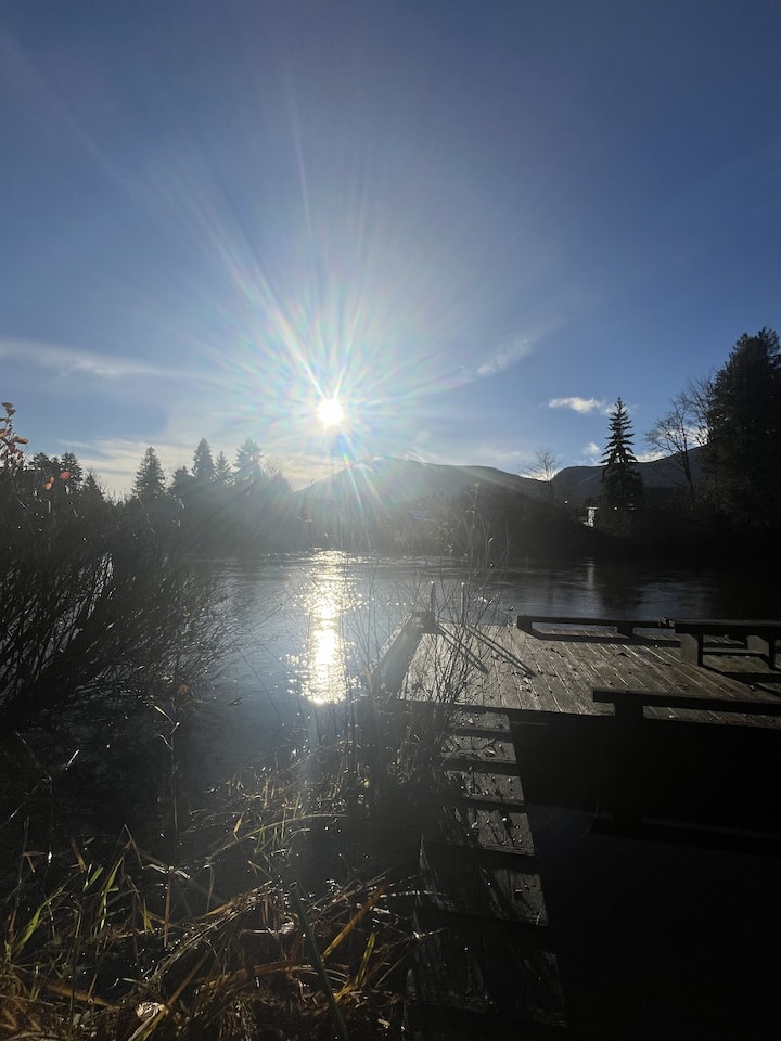 Dreaming Dragonfly Riverfront Retreat - Lake Cowichan