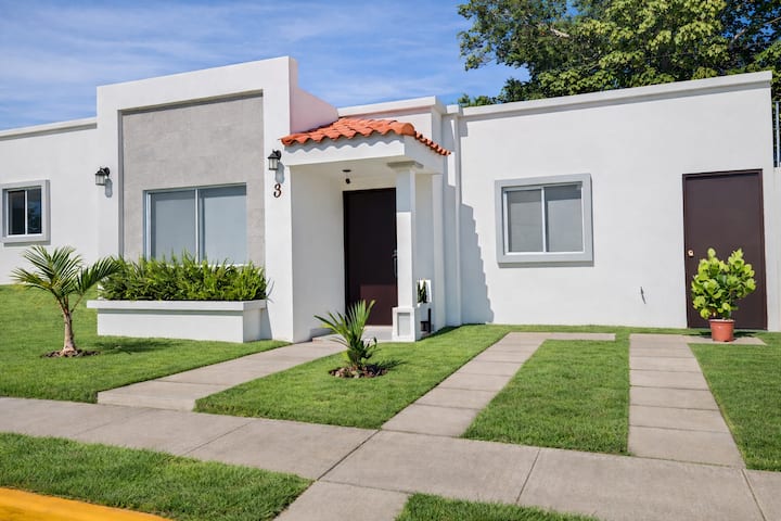 Modern & Cozy Home | A/c, Pool, 24/7 Security - Managua