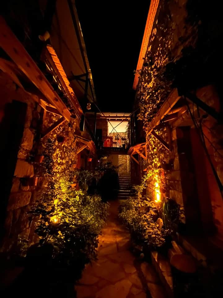 Denize 10 Dk.  Taş Otel Odası Ev Rahatlığında - Ayvacık