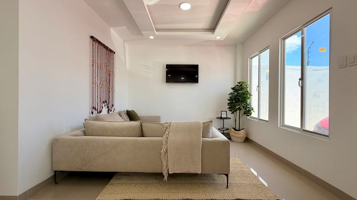 5-min Walk To Beach | Secure Garage + Fast Wi-fi - Salinas
