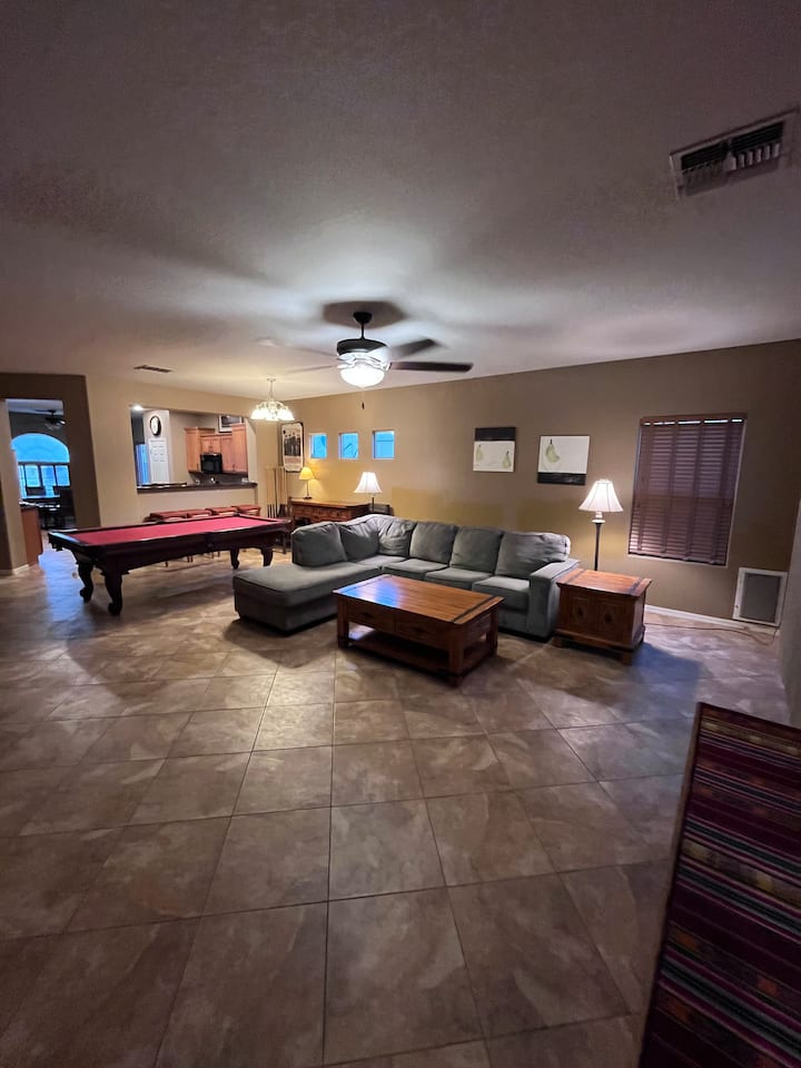 Charming Family Home W/hot Tub - 아파치 융티온