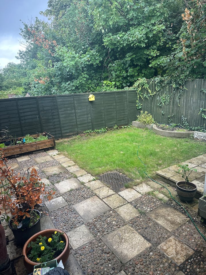 Ground Floor, 1 Bed Flat, Garden & Sofa Bed - Epsom