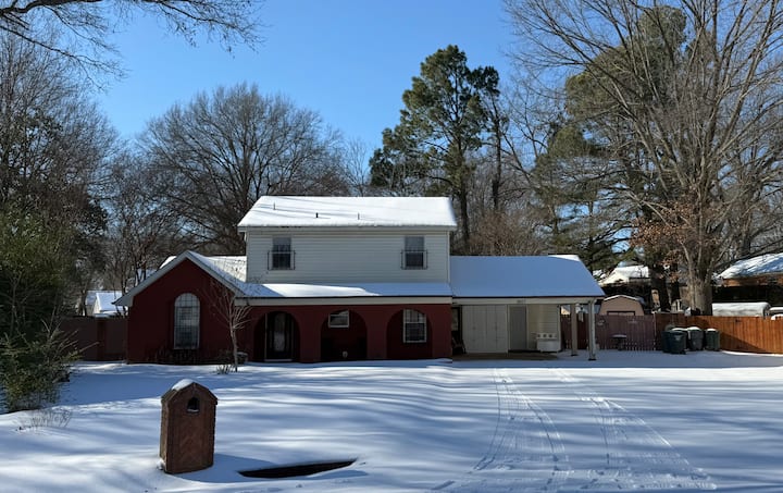 Beautiful 2 Story Home On Quiet Cove! - Memphis, TN