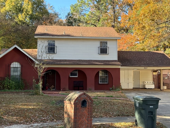 Beautiful 2 Story Home On Quiet Cove! - Memphis, TN