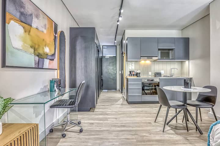Luxe Sandton Suite|rooftop Pool - Sandton