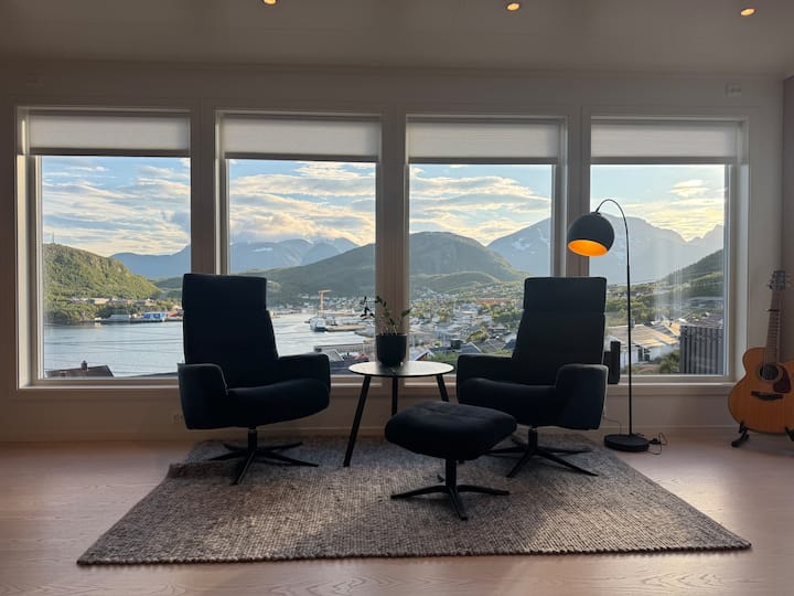 Hus I Hjertet Av Skjervøy Med Fantastisk Utsikt - Skjervøy