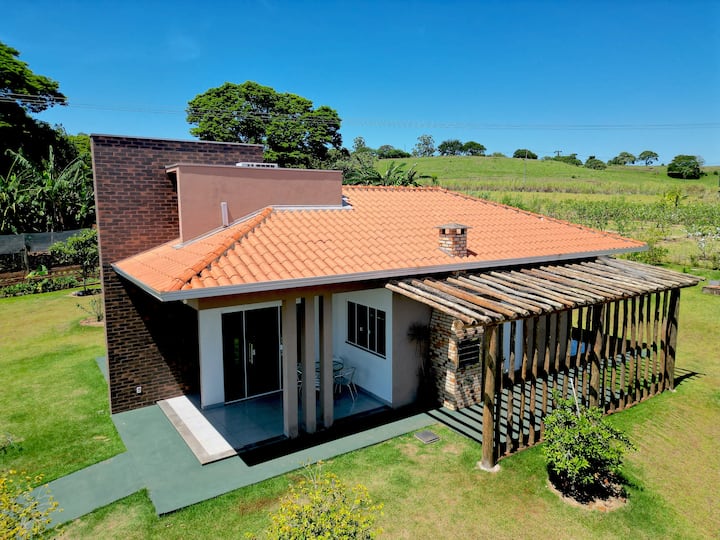 Charmosa Casa De Família Em Uma Destilaria De Gin - Brasil