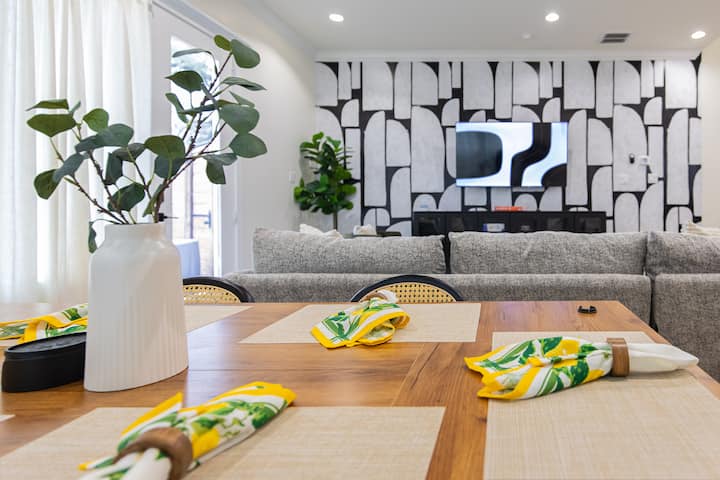 Cozy Retreat | Hot Tub | Game Room | Fast Wi-fi - Houston, TX