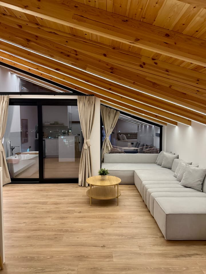 Deluxe Suite W/th Balcony Bathtub | Azure Serenity - Himarë