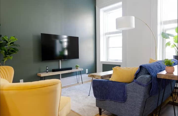 Cozy Luxury Brownstone Stay W/ Yard & Parking - Albany, NY