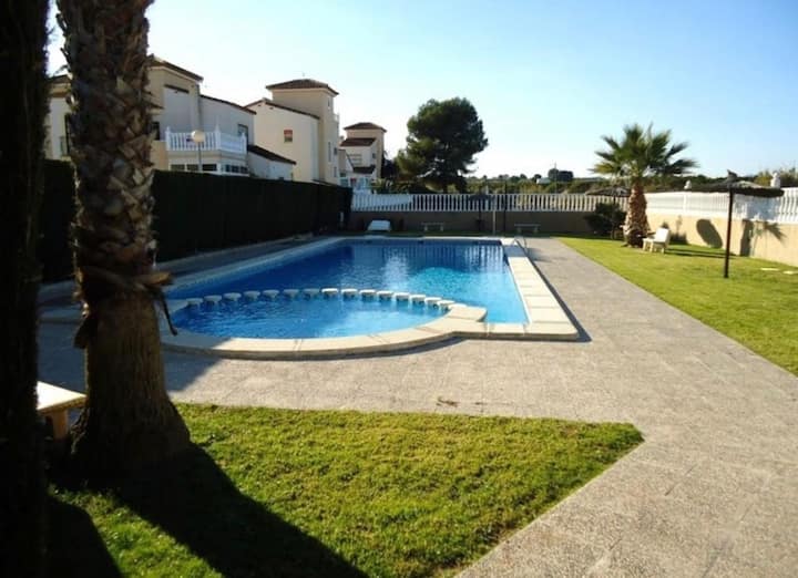 Magnífico Chalet En Montebello - Almoradí