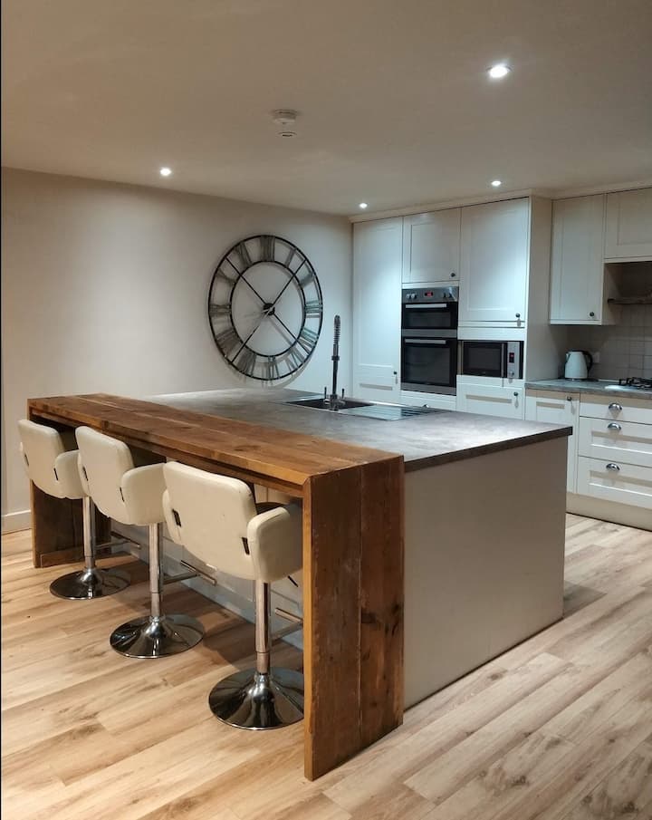 3/4 Bed Beautiful Designer House - Bury