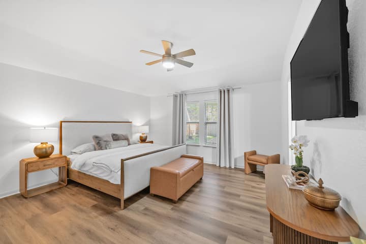 The Dovi Collection | Cozy Forest Hideaway - The Woodlands, TX