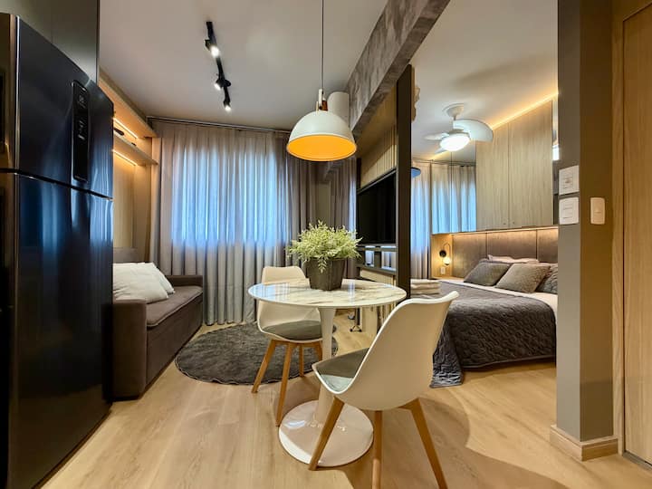 Stúdio Moderno Centro Batel / Cama Queen - Brazil