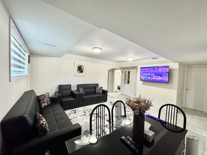 Cozy 2-br Private Basement - カナダ ウィンザー