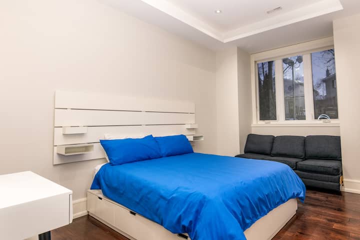 The Willowdale Retreat | Private Entry & Spa Bath - Toronto