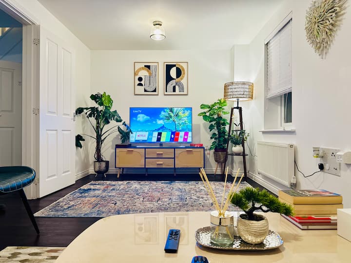 3-bedroom House, 5 Mins To City, Sleeps 6, Parking - Suffolk