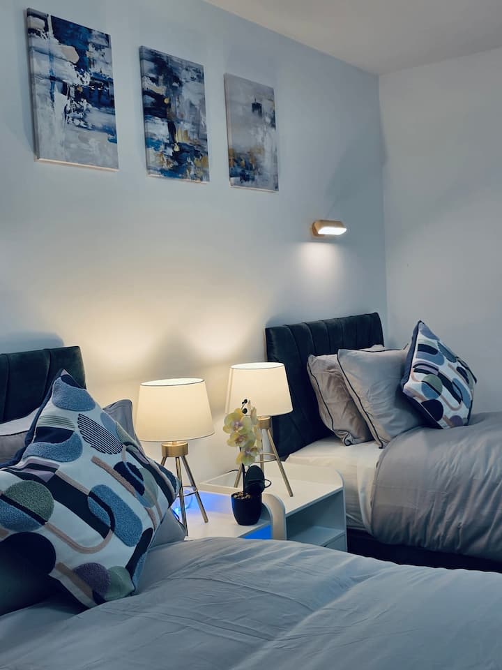 3-bed House, Sleeps 6 & Free Parking - Colchester