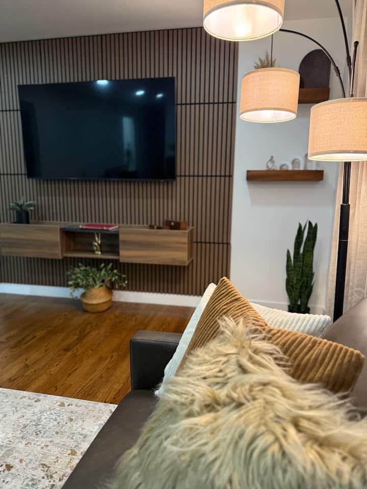 Mid-century Modern Escape! - Terre Haute, IN