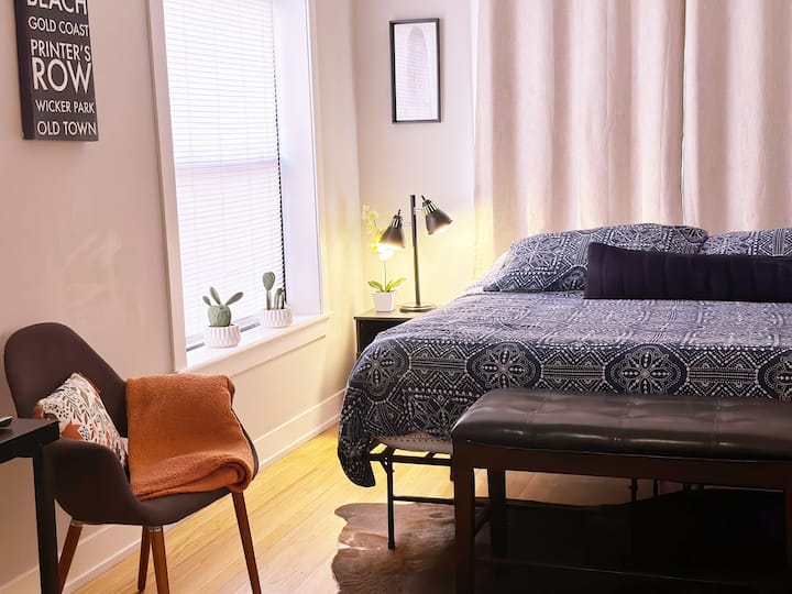 Charming Studio W/ King Bed, Steps From Wrigley - North Park - Chicago
