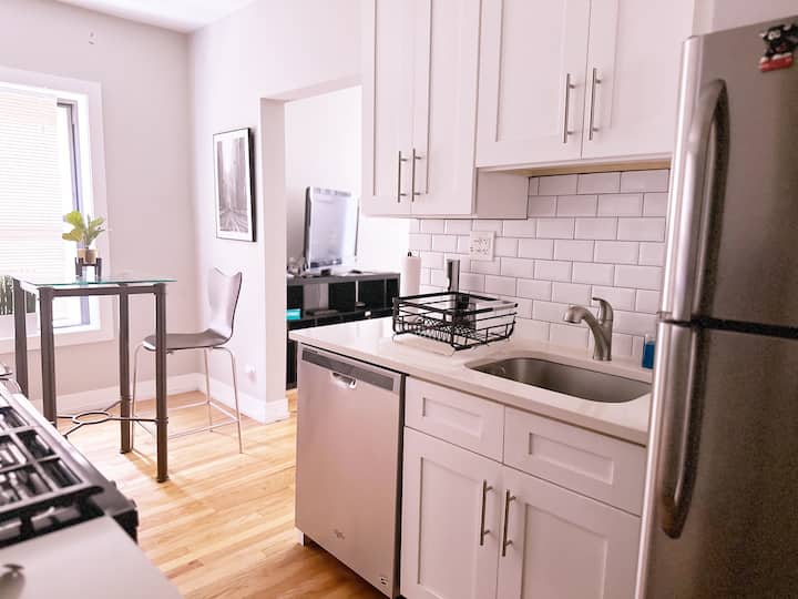 Charming Studio W/ King Bed, Steps From Wrigley - Uptown - Chicago