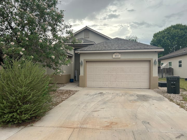 3 Bed 2 Bath New Furniture! - Carlsbad, NM