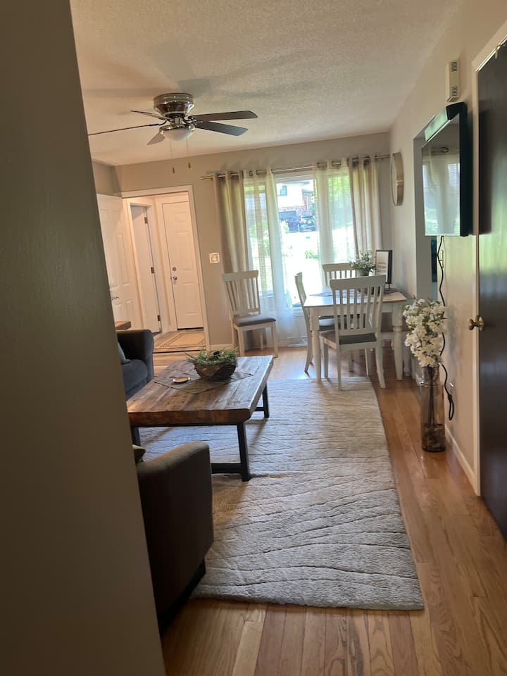 Cozy Guest House - Iowa City, IA