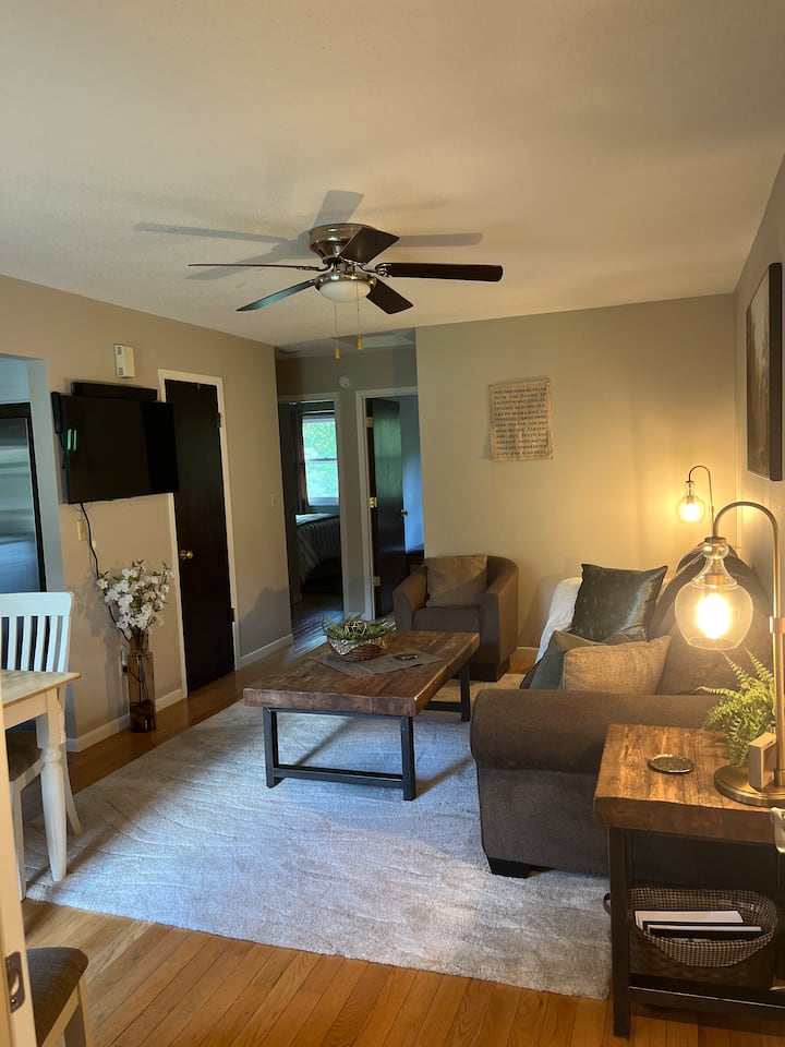 Cozy Guest House - Iowa City, IA