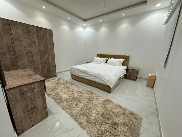 شقة جديدة بصالة جلوس و ثلاث غرف نوم ومطبخ - Madinah