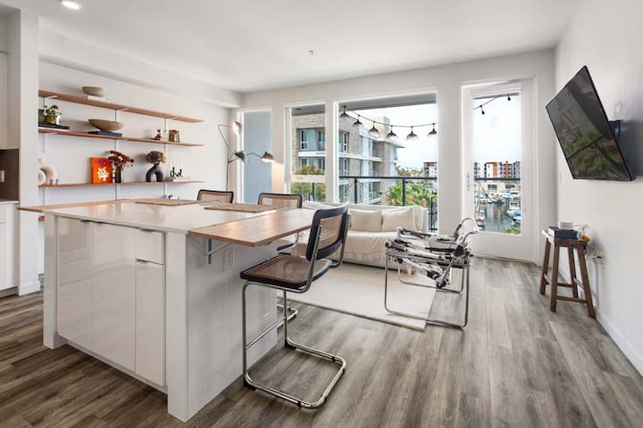 Sunlit Marina View Apt - 머리나델레이