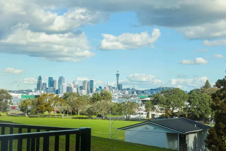 Stylish House With City Views - Auckland