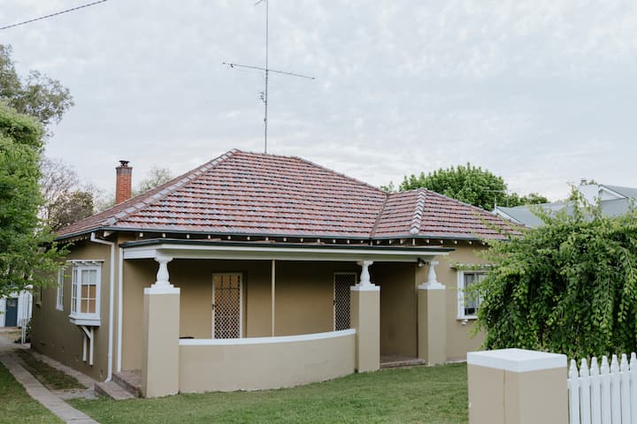 Beautiful 1940s Art-deco Home One Block From Cbd - Kootingal