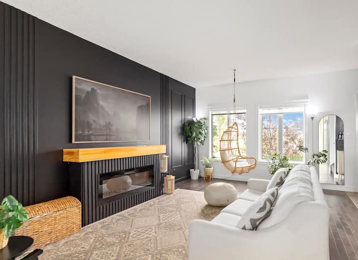 Entire Home - Backyard Oasis, Indoor Fireplace, Tv - Fort McMurray