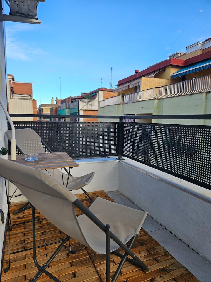 Sunny Penthouse With Private Terrace – 4 Min Metro - Badalona