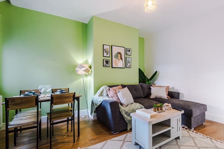 Stylish 3 Bed House  -  Sleeps 8  &  Free Parking - Salford