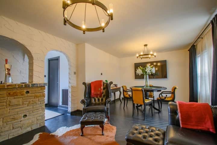 Modern 2br Home | Free Wifi, Parking & Comfort - Salford
