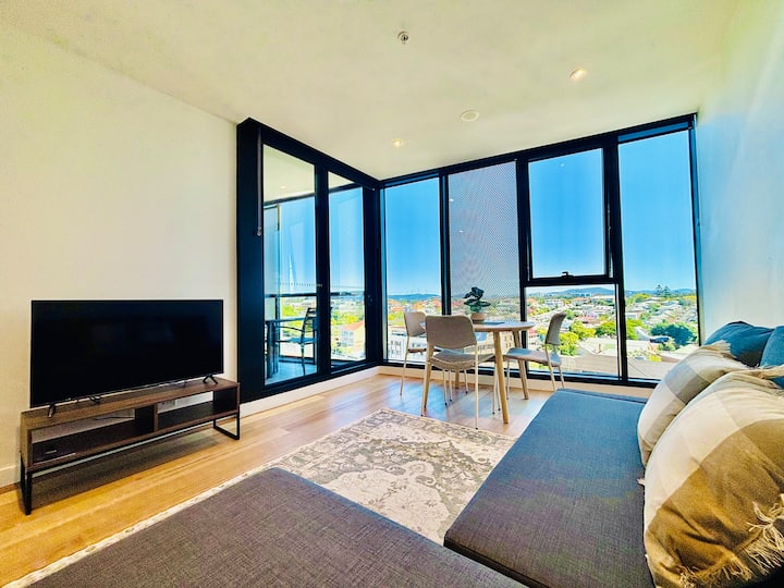 Stylish Apartment W/ Sunset Views*wifi*pool*gym - Windsor, Australia