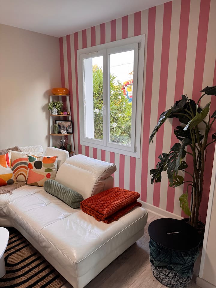 Bright Guest Room + Bathroom - Volvic